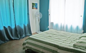 1 quarto, com decoração personalizada, com mobília individualizada 