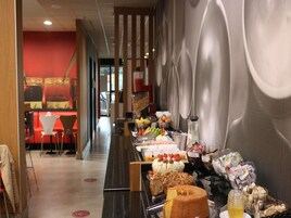 Café da manhã completo todos os dias mediante uma taxa