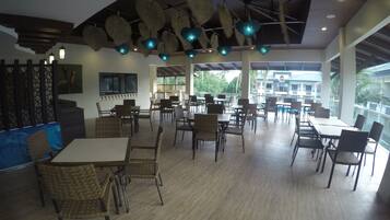 Pequeno-almoço tipo buffet diário mediante uma taxa