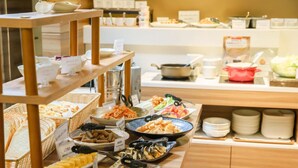 Um buffet com diversos pratos e utensílios.