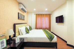 Quarto Standard | Secretária, ferro/tábua de engomar