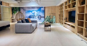 Quarto quádruplo família | Roupas de cama premium, edredons de pluma, escrivaninha