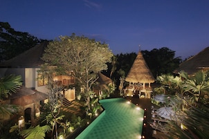 Piscina exterior, toldos gratuitos, guarda-sóis