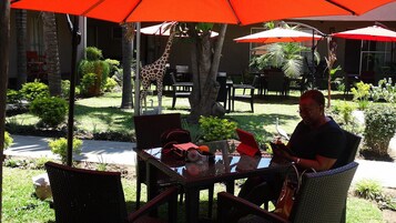 Pequenos-almoços, almoços, jantares servidos, cozinha internacional 