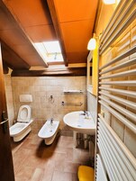 Apartamento, 2 quartos | Casa de banho | Um polibã, artigos de higiene pessoal grátis, um secador de cabelo 