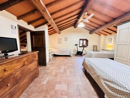 Apartamento, 2 quartos | Roupa de alta qualidade, secretária 