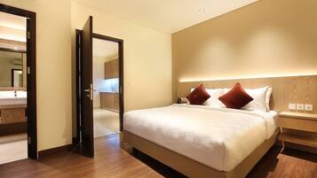 2 quartos, roupa de alta qualidade, secretária