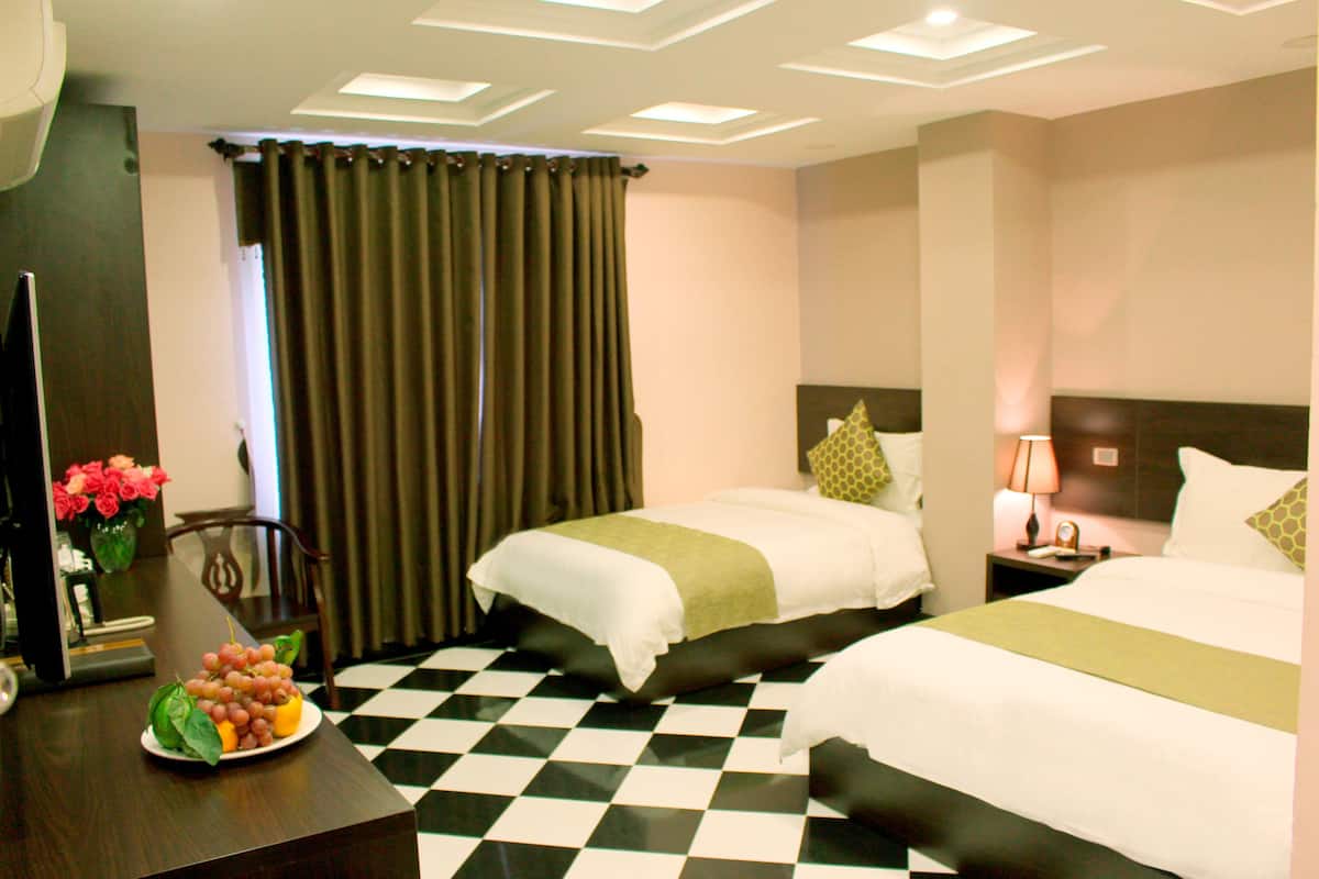 Frigobar, cofres nos quartos, escrivaninha, cortinas blackout