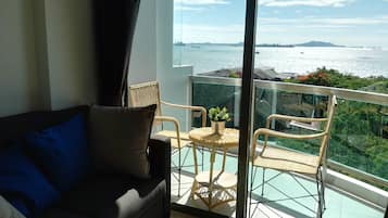 Superior Sea View | Sala de estar | Televisor de ecrã plano de 32 polegadas com canais por cabo, televisor