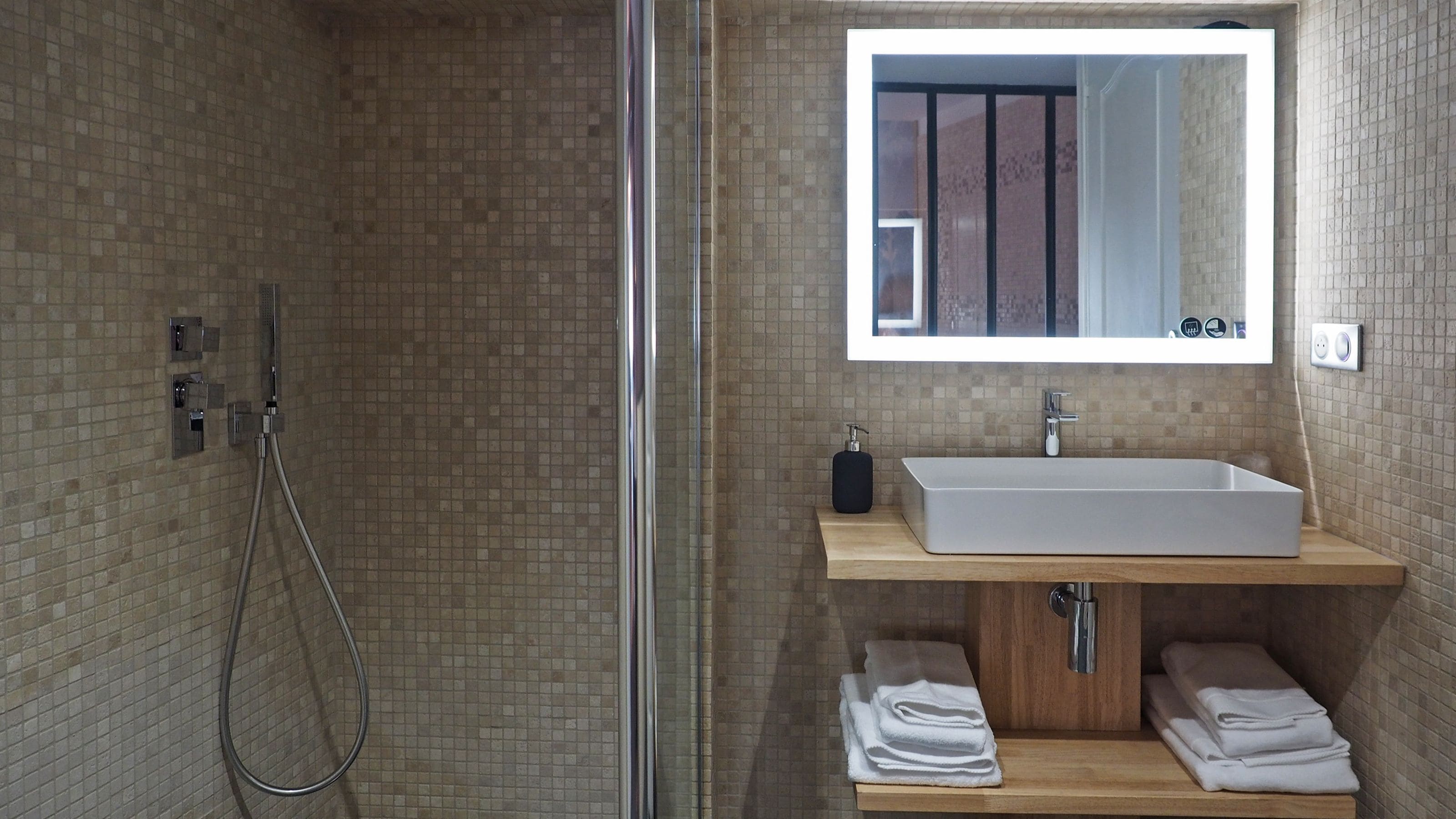 Suite, 1 cama king-size, terraço (Prestige) | Casa de banho | Um polibã, um chuveiro fixo, artigos de higiene pessoal grátis 