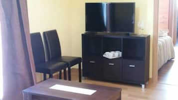 Apartamento básico, 1 quarto | Área de estar | TV 32 polegadas com canais via satélite