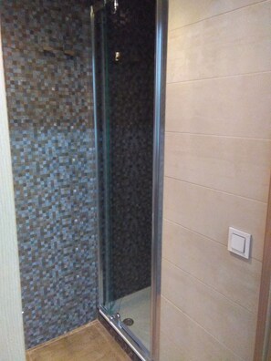 Apartamento básico, 1 quarto | Chuveiro