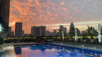 Piscina no piso superior