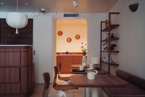 Café da manhã com buffet diário (EUR 15 por pessoa) 