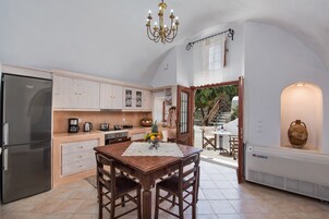 Vila luxo, 1 quarto, banheira de imersão | Cozinha privada | Geladeira grande, fogão, cooktop, cafeteira/chaleira