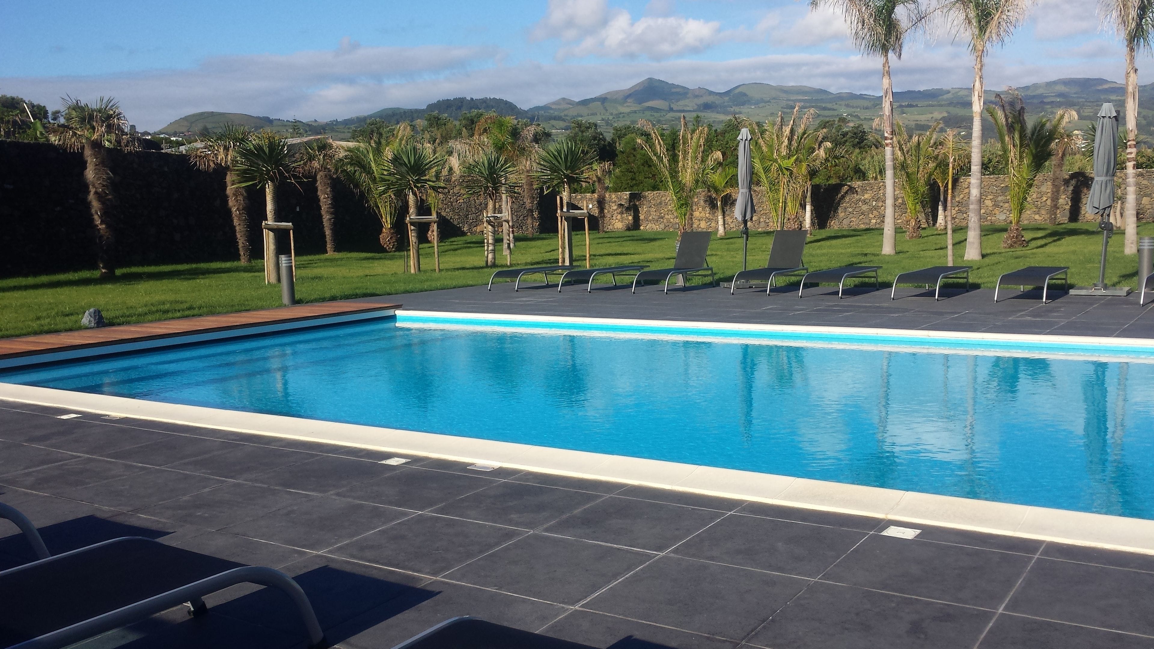 Piscina externa sazonal, funciona das 9h às 22h30, espreguiçadeiras