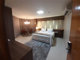 Frigobar, cofres nos quartos, escrivaninha, cortinas blackout