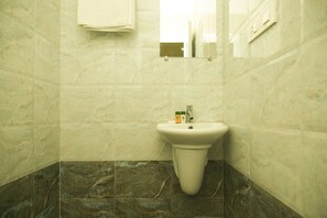 Quarto Deluxe, 1 cama queen-size, acessível, não fumadores | Casa de banho | Um polibã, artigos de higiene pessoal grátis, toalhas fornecidas 