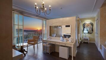 Suite Deluxe, banheira de hidromassagem | Minibar, cofre no quarto, secretária, quartos insonorizados