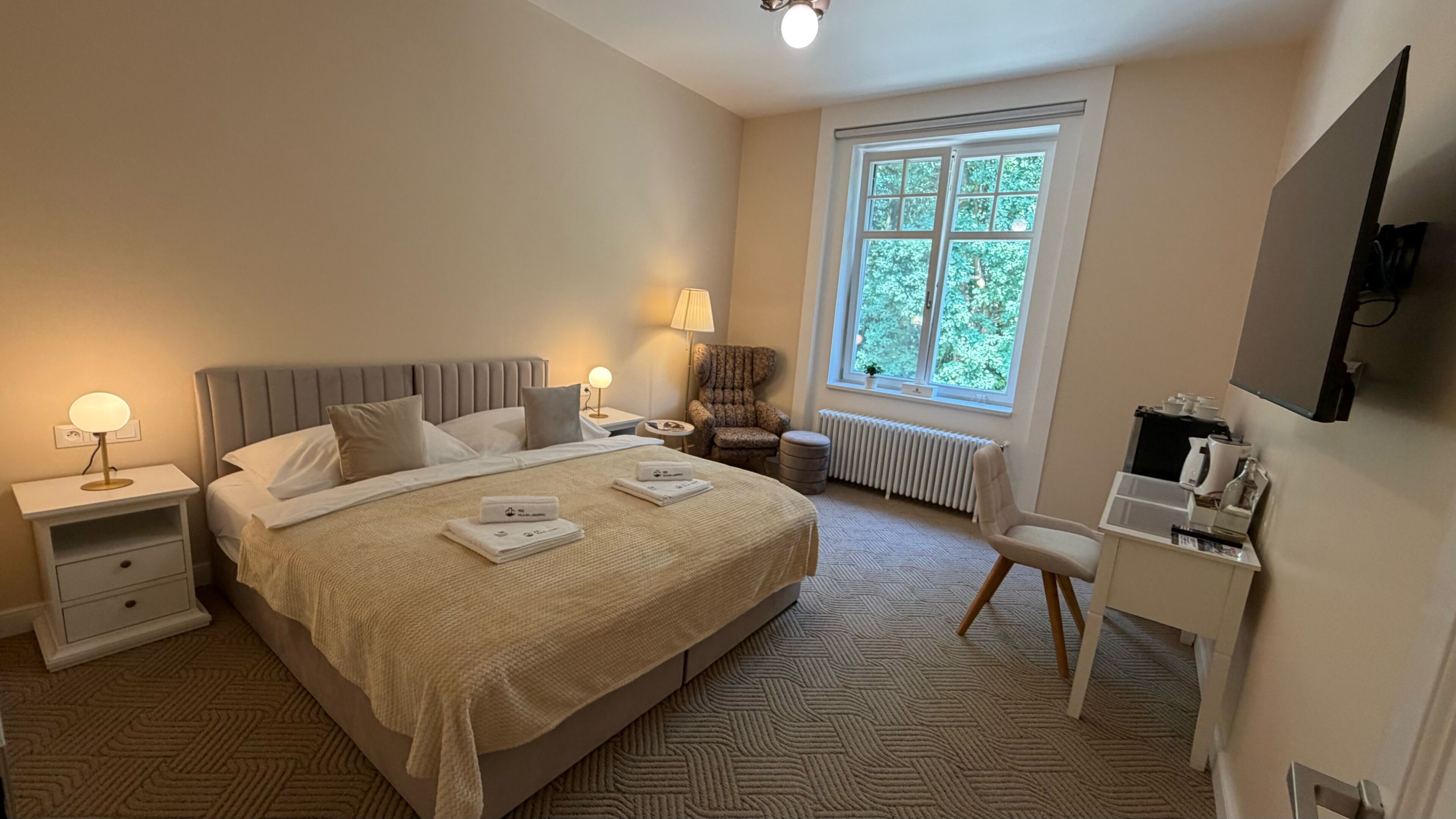 Quarto casal conforto, vista para o jardim | 1 quarto, roupas de cama premium, frigobar, escrivaninha