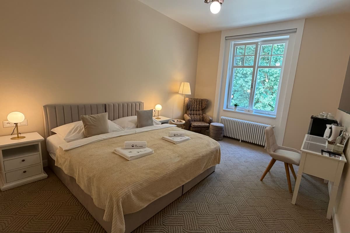 Quarto casal conforto, vista para o jardim | 1 quarto, roupas de cama premium, frigobar, escrivaninha