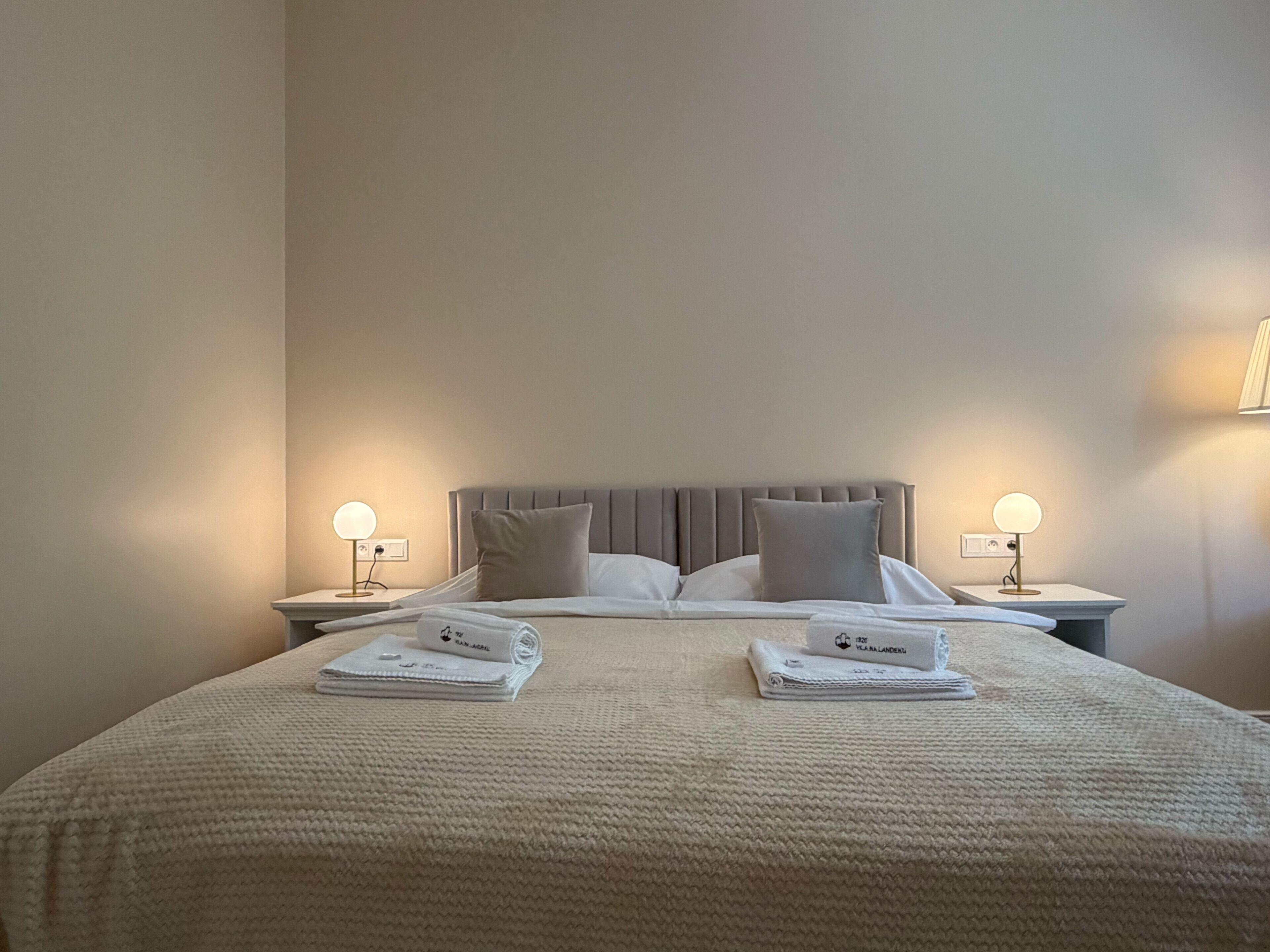 Quarto duplo conforto, vista para o jardim | 1 quarto, roupas de cama premium, frigobar, escrivaninha