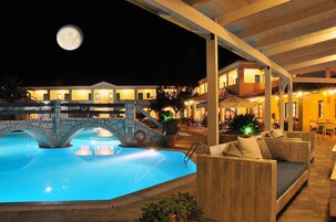 Piscina externa sazonal, guarda-sóis, espreguiçadeiras