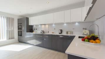 Apartamento, 2 quartos | Cozinha privada | Geladeira grande, micro-ondas, fogão, cooktop
