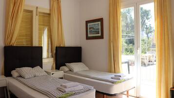 Quarto triplo, 1 quarto | Cofres nos quartos, escrivaninha, berços grátis, Wi-Fi de cortesia