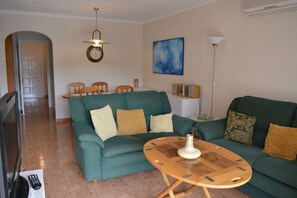 Apartamento, 2 quartos | Sala de estar | TV de plasma 28 polegadas com canais digitais, TV