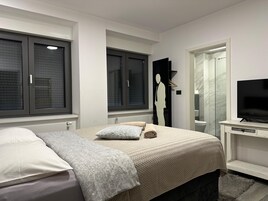 Quarto Clássico com Cama de Casal | Minibar, secretária, Wi-fi grátis 