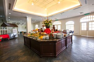 Pequeno-almoço tipo buffet diário mediante uma taxa 