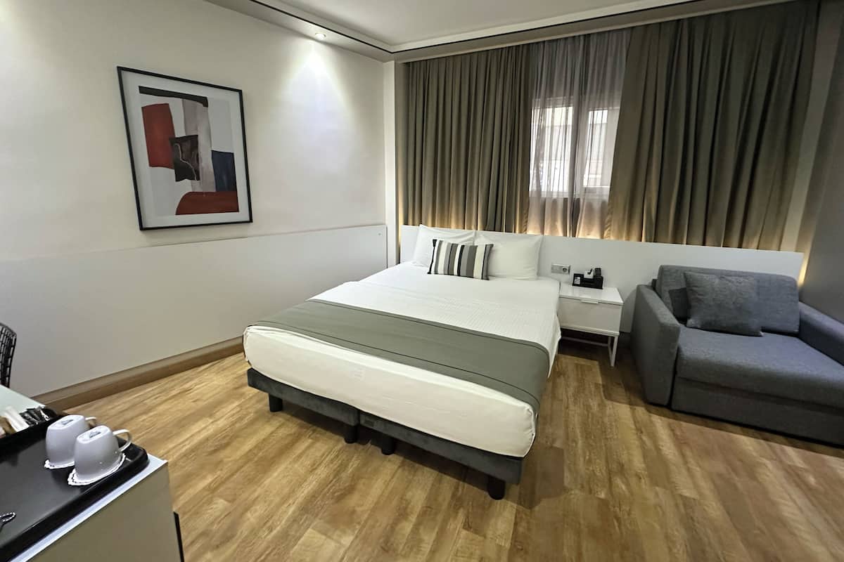 Quarto Triplo Familiar, 1 quarto | Roupa de alta qualidade, minibar, cofre no quarto, secretária