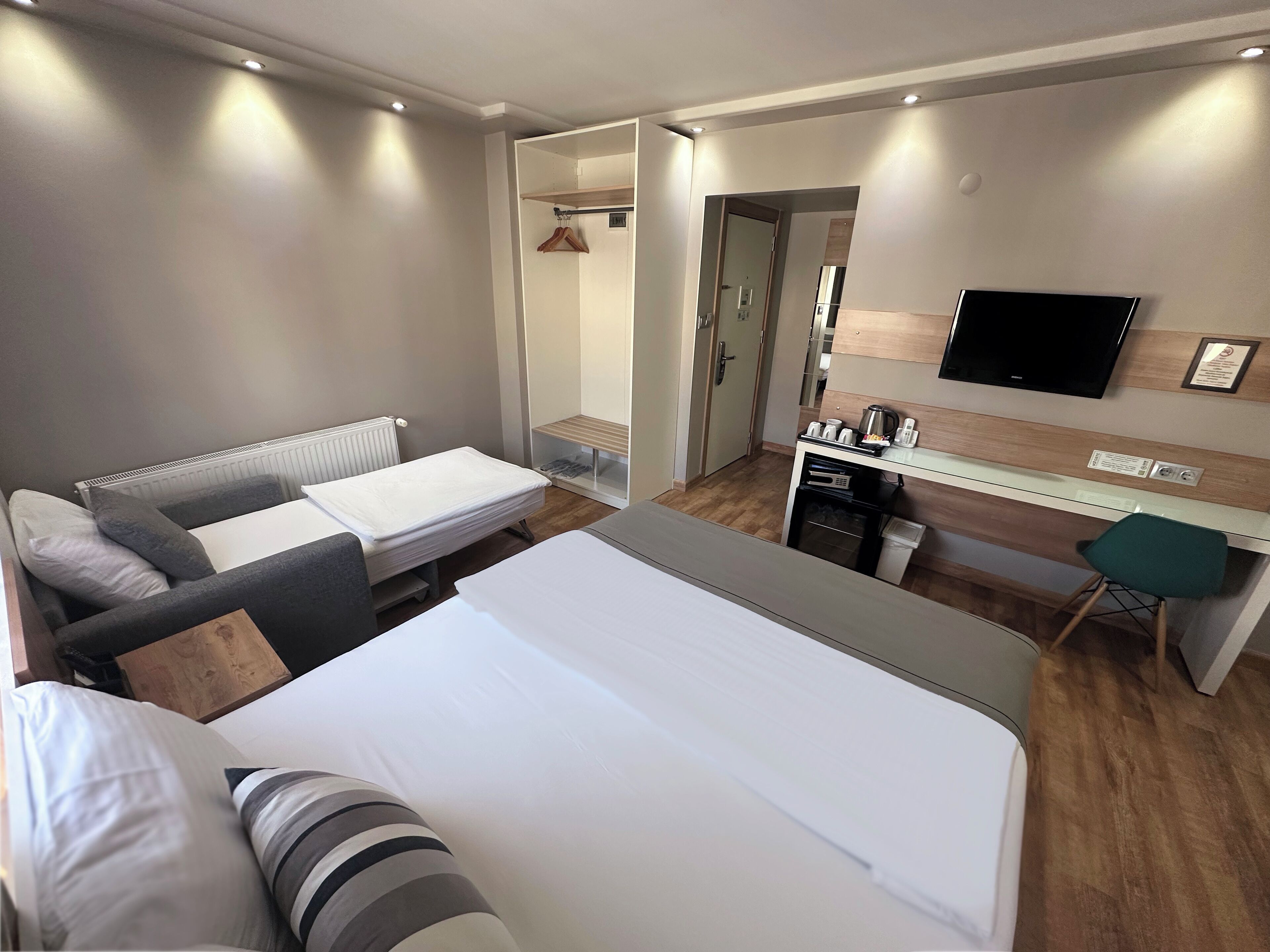 Quarto triplo família, 1 quarto | Roupas de cama premium, frigobar, cofres nos quartos, escrivaninha