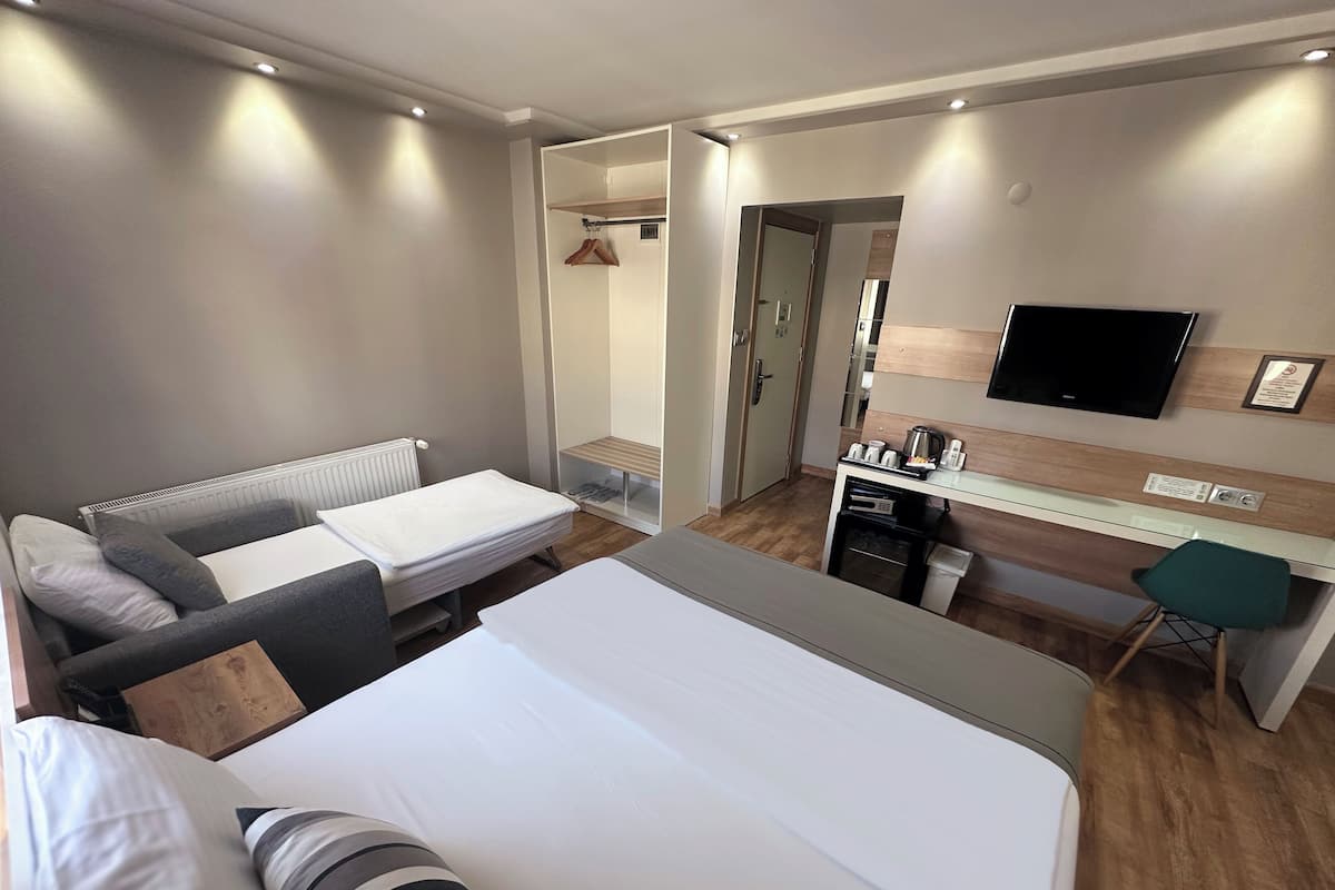 Quarto triplo família, 1 quarto | Roupas de cama premium, frigobar, cofres nos quartos, escrivaninha