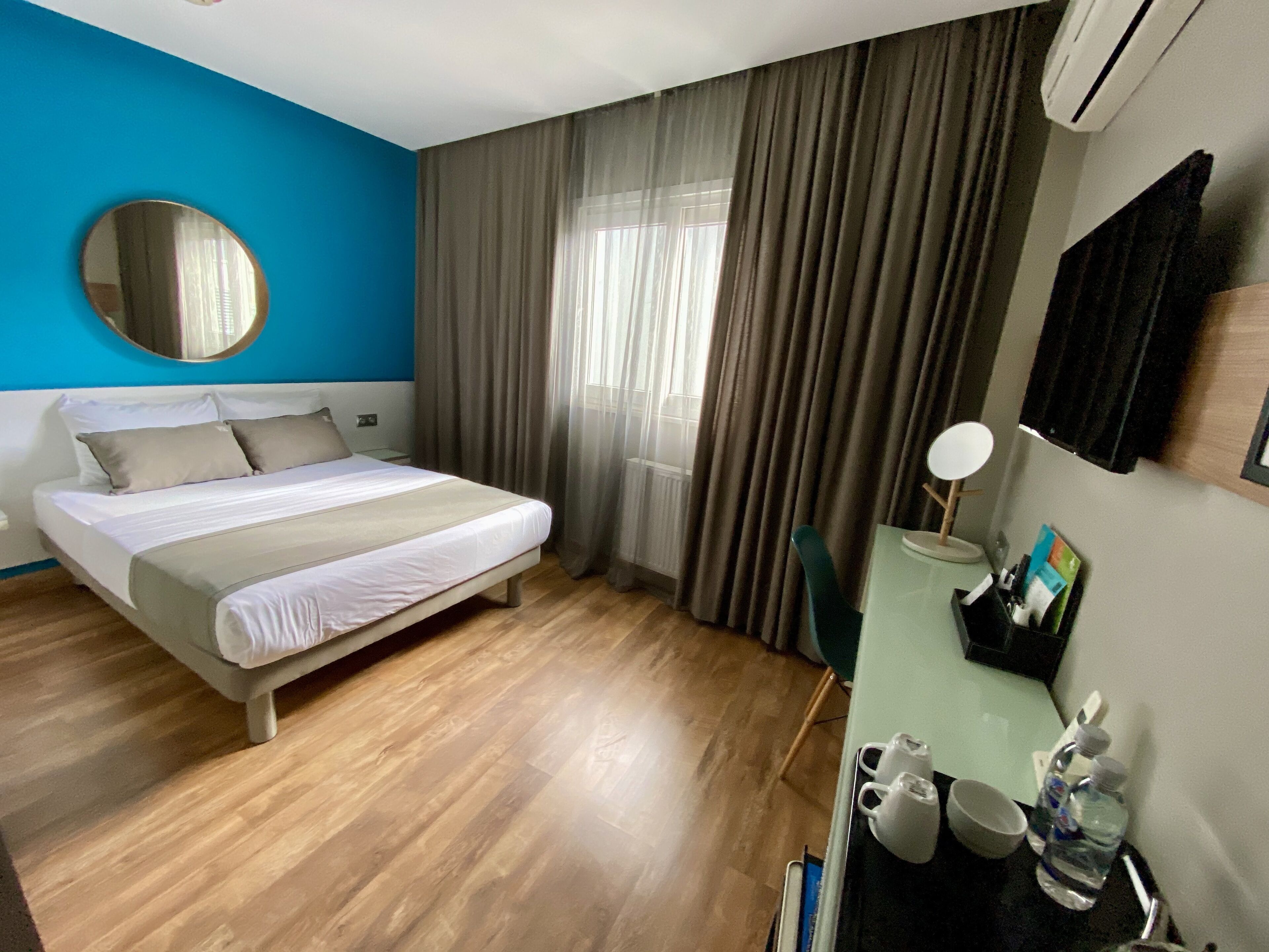 Quarto casal standard, 1 cama Queen | Roupas de cama premium, frigobar, cofres nos quartos, escrivaninha