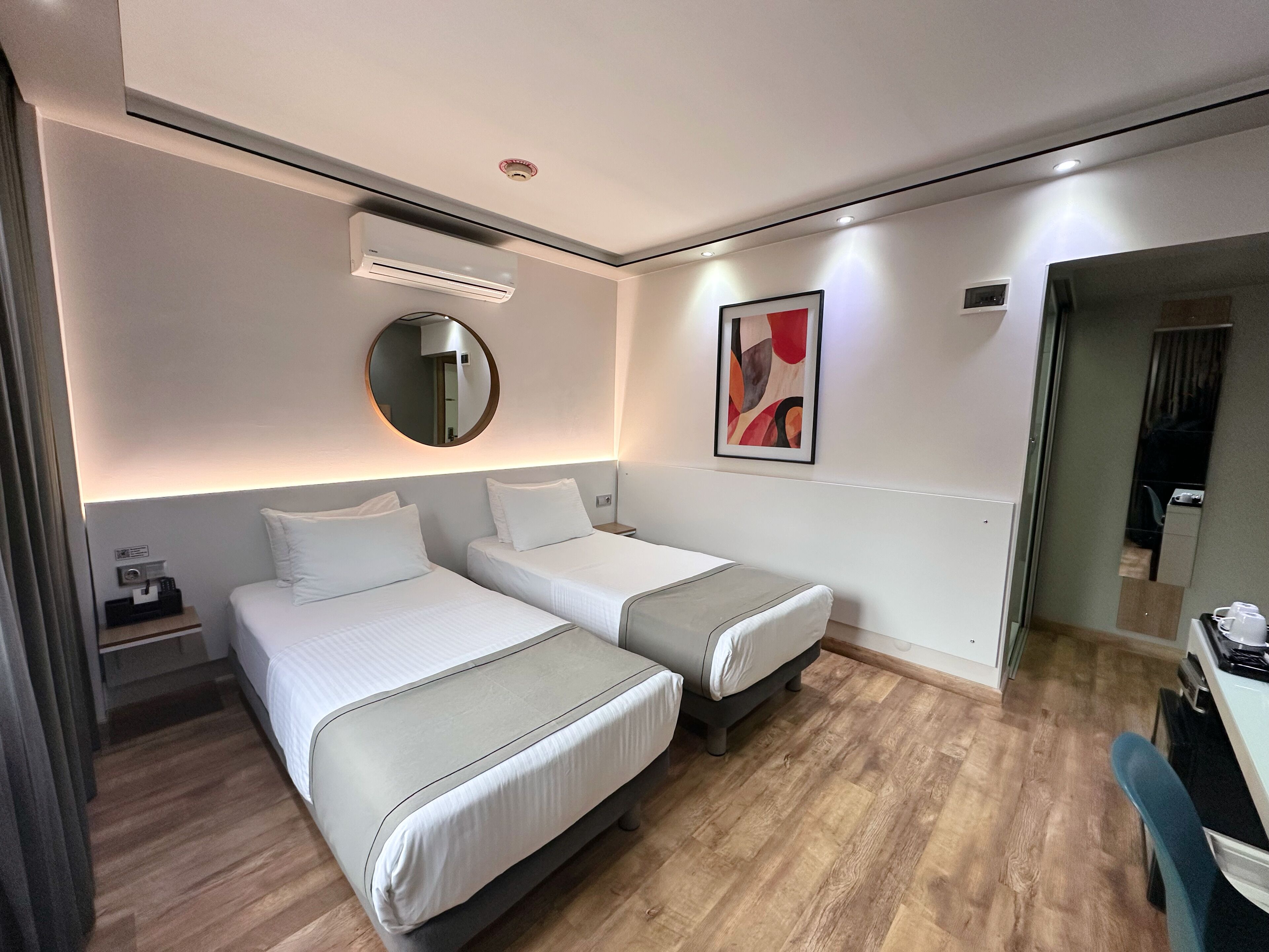 Quarto duplo standard, 2 camas de solteiro | Roupas de cama premium, frigobar, cofres nos quartos, escrivaninha