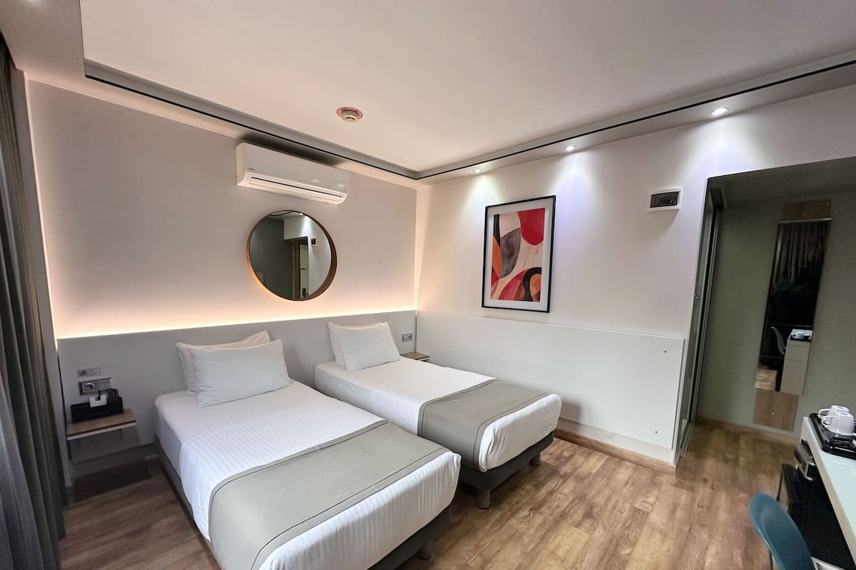 Quarto duplo standard, 2 camas de solteiro | Roupas de cama premium, frigobar, cofres nos quartos, escrivaninha