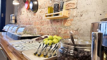 Café da manhã com buffet grátis todos os dias