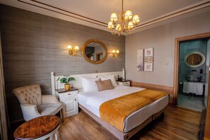 Suite, 2 quartos | Roupa de alta qualidade, minibar, cofre no quarto, secretária 