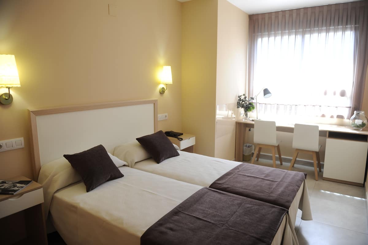 Quarto duplo, vista para a cidade | 1 quarto, frigobar, cofres nos quartos, escrivaninha