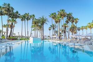 Piscina interna, piscina externa, guarda-sóis, espreguiçadeiras