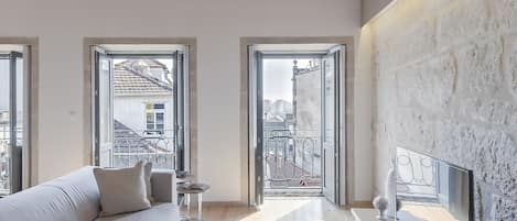 Estúdio luxo, vista para a cidade | Sala de estar | TV de tela plana 40 polegadas com canais a cabo, TV, DVD player