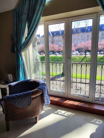 Quarto QuƔdruplo | Cofre no quarto, secretƔria, berƧos/camas para crianƧas grƔtis