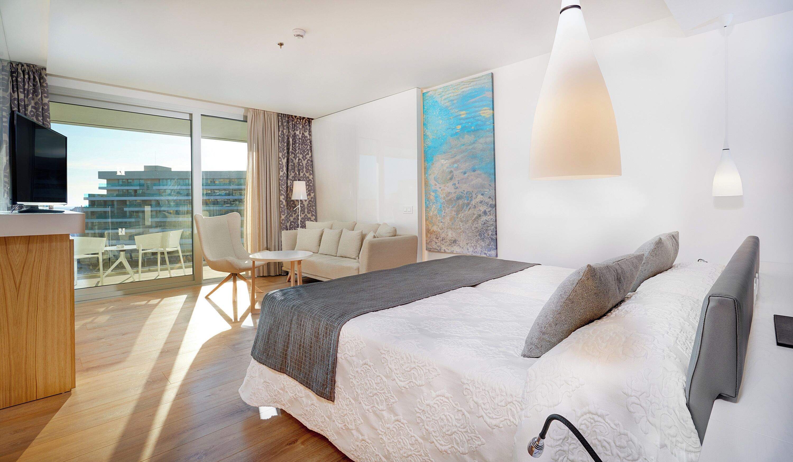 Minibar, cofre no quarto, secretária, cortinas/cortinados opacos 