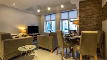 Apartamento Executivo, 2 quartos, cozinha | Sala | TV de ecrã plano