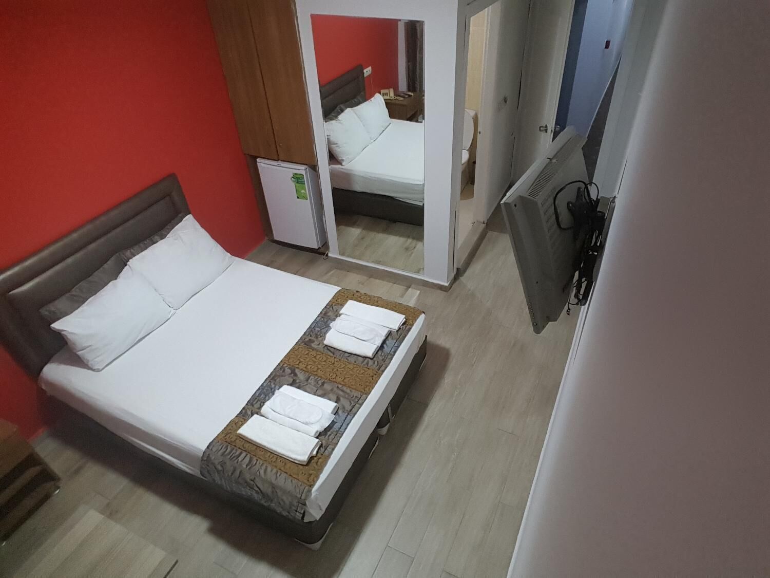 Cofres nos quartos, escrivaninha, quartos à prova de som