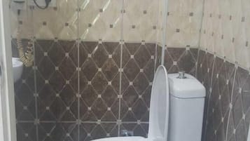 Quarto Económico, 1 cama individual | Lavatório na casa de banho
