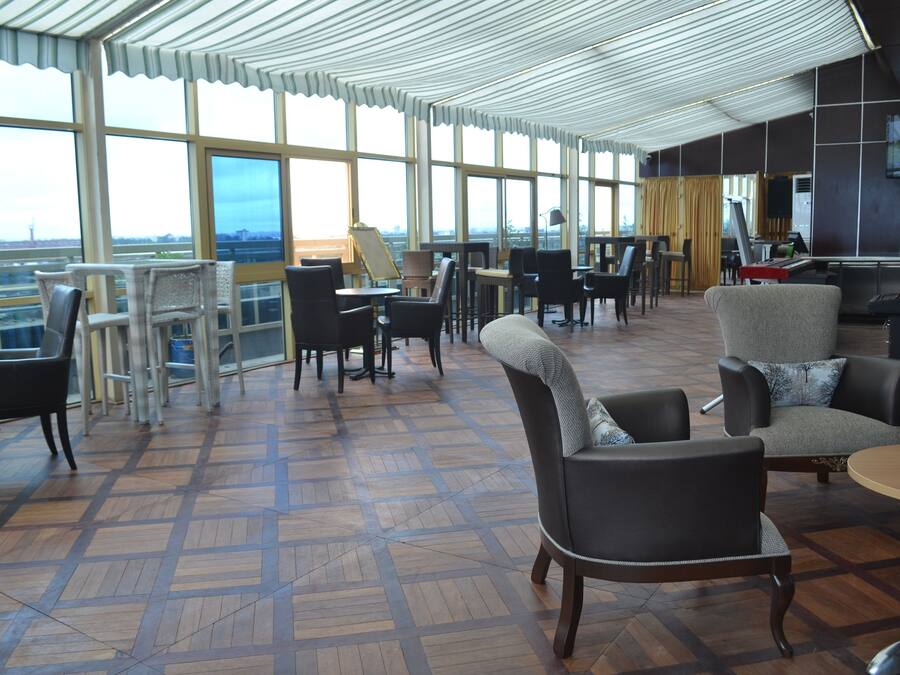 Pequenos-almoços servidos, com espaço para refeições ao ar livre