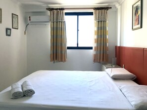 Apartamento, 2 quartos, vista para o mar | 2 quartos, secretária, cortinas/cortinados opacos, Wi-fi grátis 